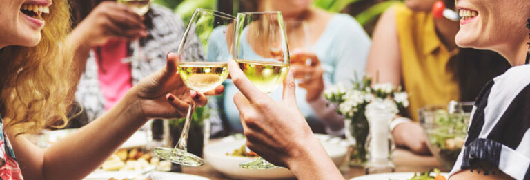 Organiser un dîner entre amis inoubliables : astuces